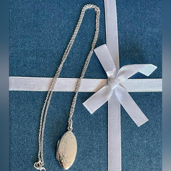 925 Sterling Silver | Jewelry | Gorgeous Sterling Silver Locket Chain ...